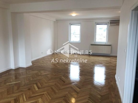 Vračar, Hram Svetog Save, 4.0 stan, 144m2, 1650 EUR