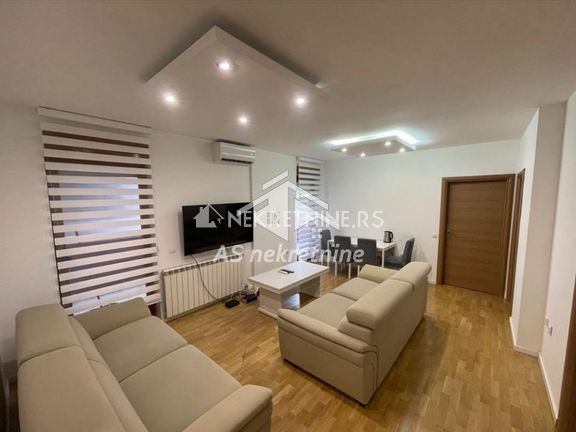 Vračar, Hram Svetog Save, 3.5 stan, 80m2, 950 EUR