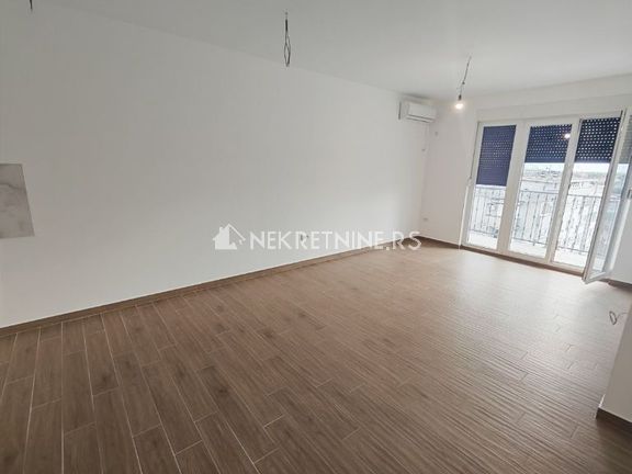 Na prodaju stan u centru Inđije – 74 m²