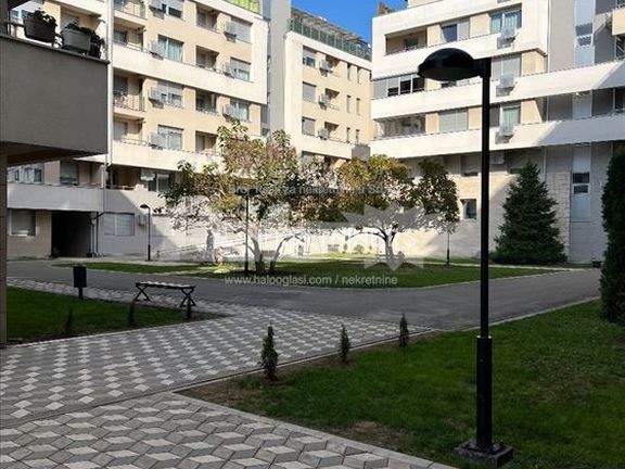 Namešten stan sa velikom terasom - Alpha city ugao Bulevara i Ustanička