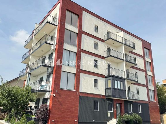 LUX STAN U NAJKVALITETNIJOJ ZGRADI NA LEDINAMA – ZA KREDIT KUPCE