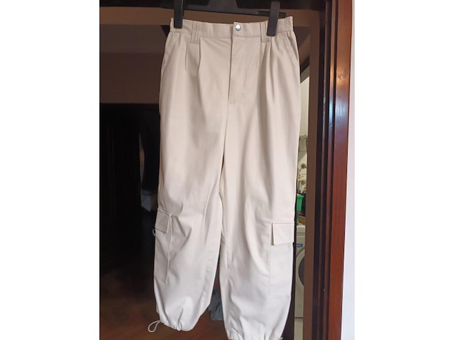 BERSHKA. PANTALONE