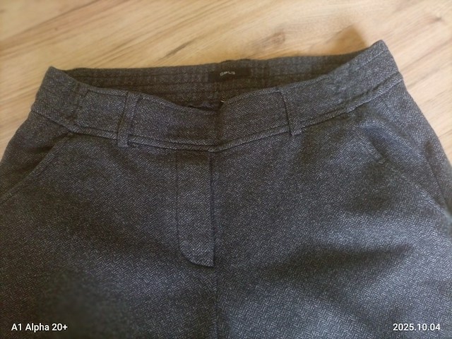 3 PARA kvalitetnih pantalona 2300