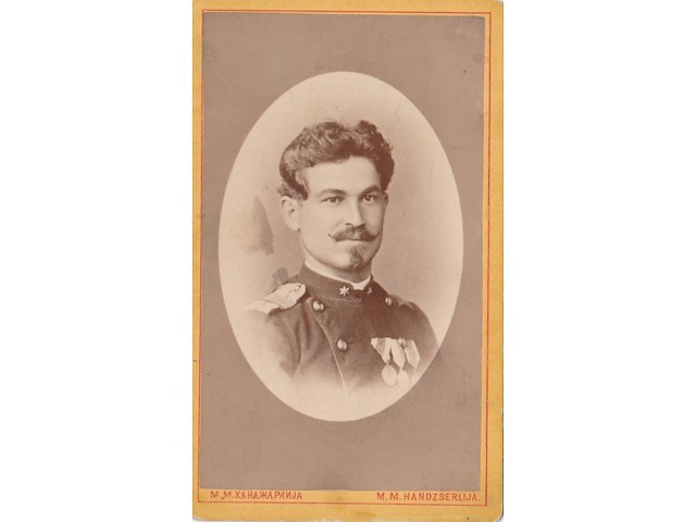 Muskarac u uniformi sa medaljama - kartonka 1885