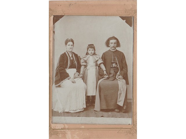 Svestenik sa porodicom - kartonka 1896