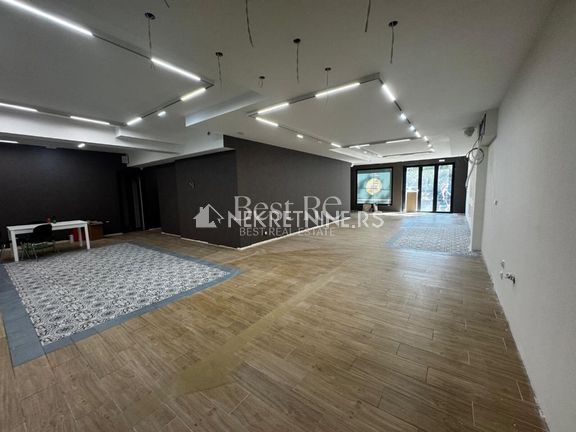 Lokal od 230 m2 u centru grada