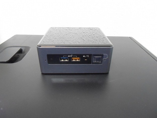 Intel NUC BOXNUC8I3BEH2 mini PC Intel i3 8109U/16/240Gb