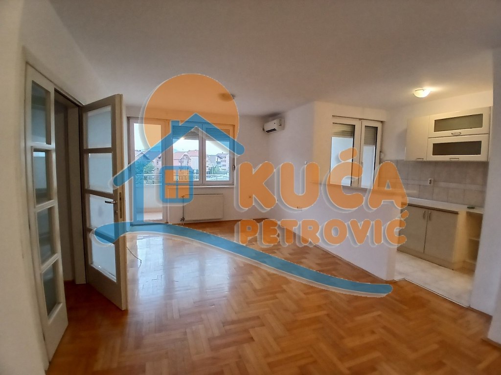Izdaje se nenamešten dvoiposoban stan, 72m2, u Romanijskoj ulici