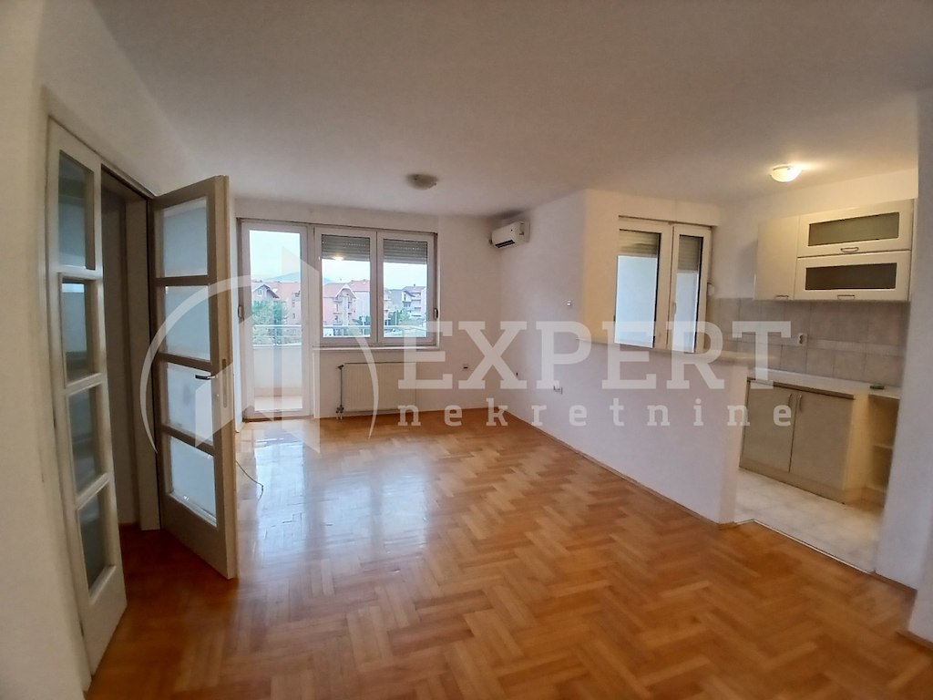 Izdaje se nenamešten dvoiposoban stan, 72m2, u Romanijskoj ulici