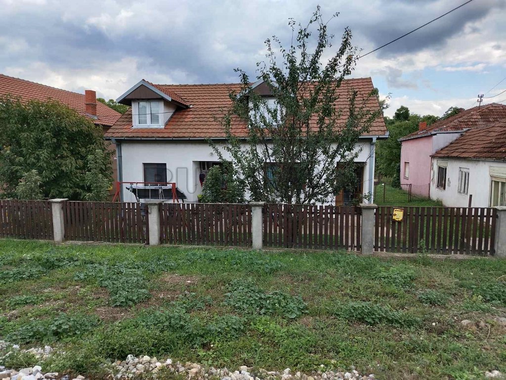 Izdaje se sprat kuće u blizini Fijata