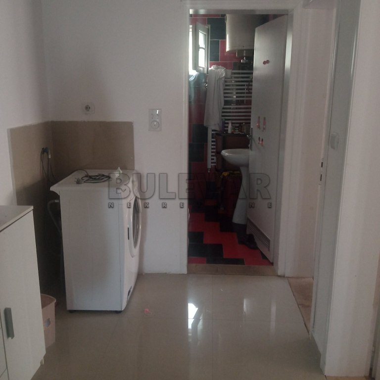 Izdavanje - kuća sa tri spavaće sobe i dvorištem- naselje Petrovac, Kragujevac