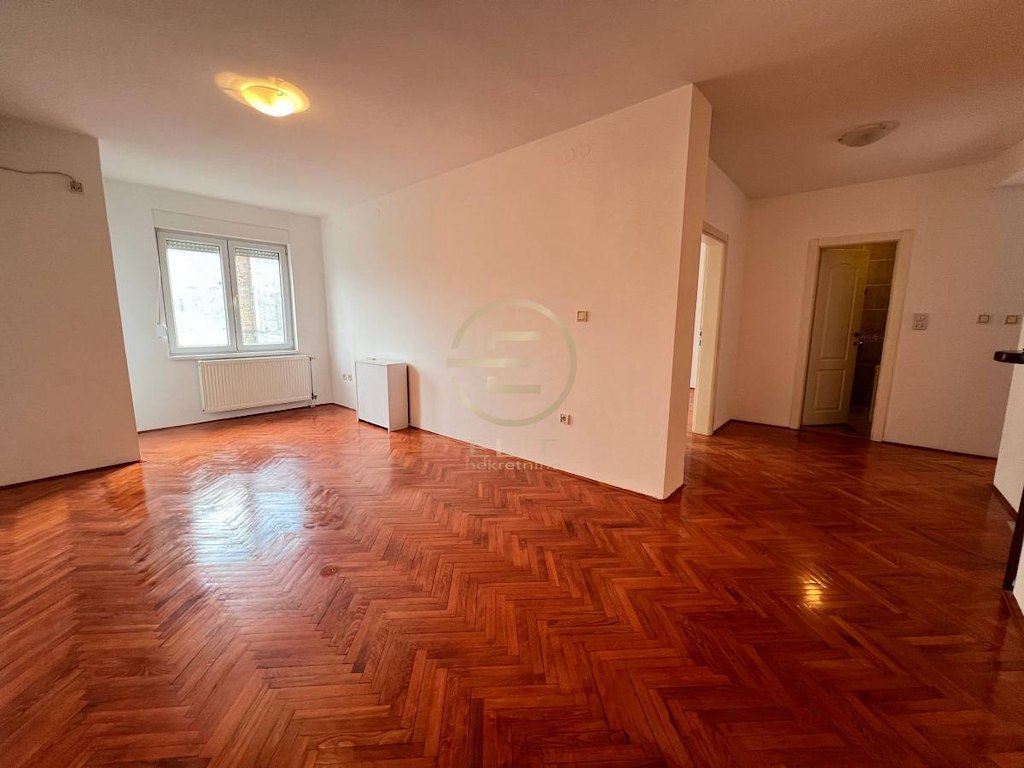 Renoviran Poslovni Prostor Na Mirnoj Lokaciji, Grbavica
