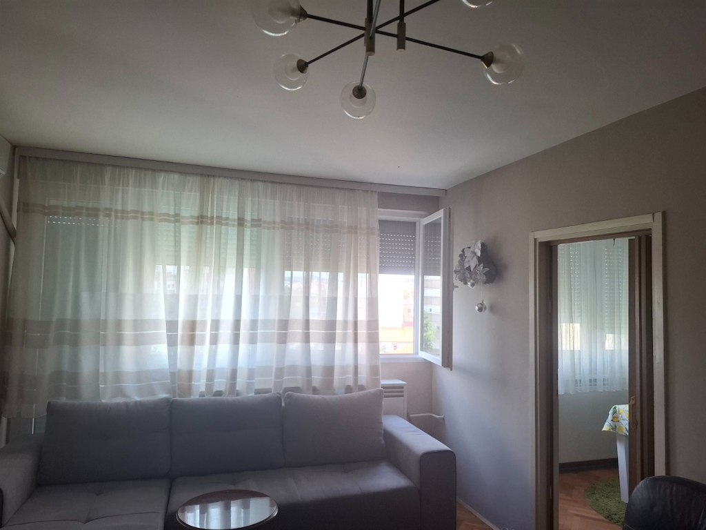 Prodaje se dvoiposoban stan kod hotela Kragujevac