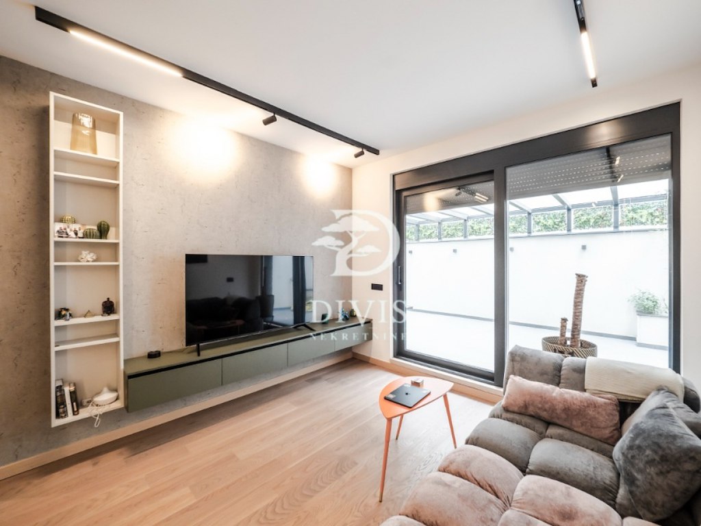 Prodajemo odličan 2. 5 stan sa dvorištem na Lekinom brdu, 55m2