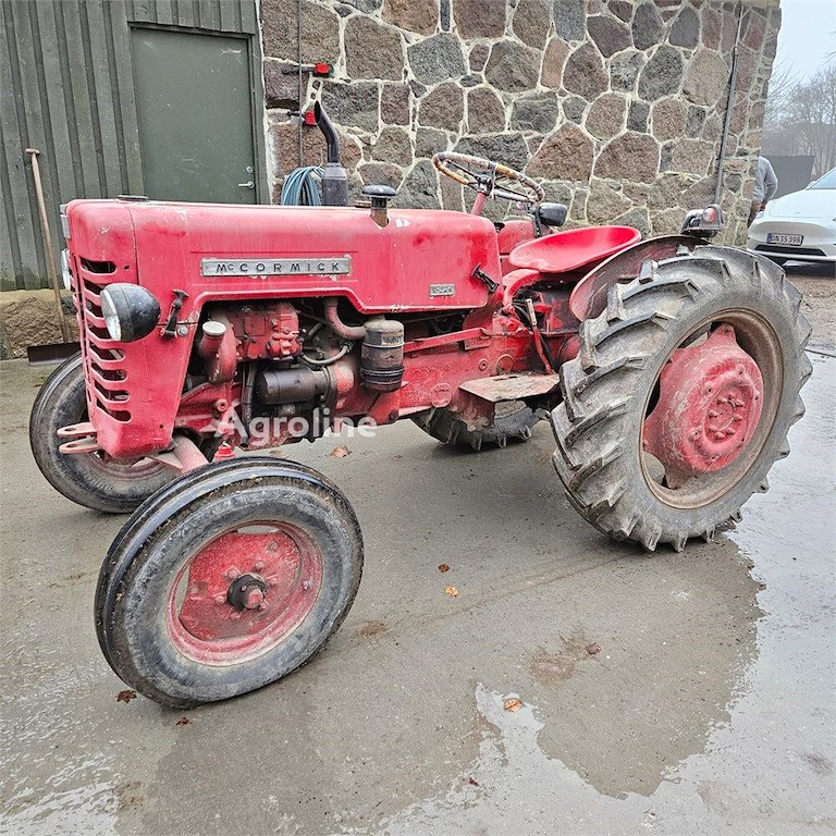 Prodaje se McCormick D-324 Standard traktor točkaš na aukciji