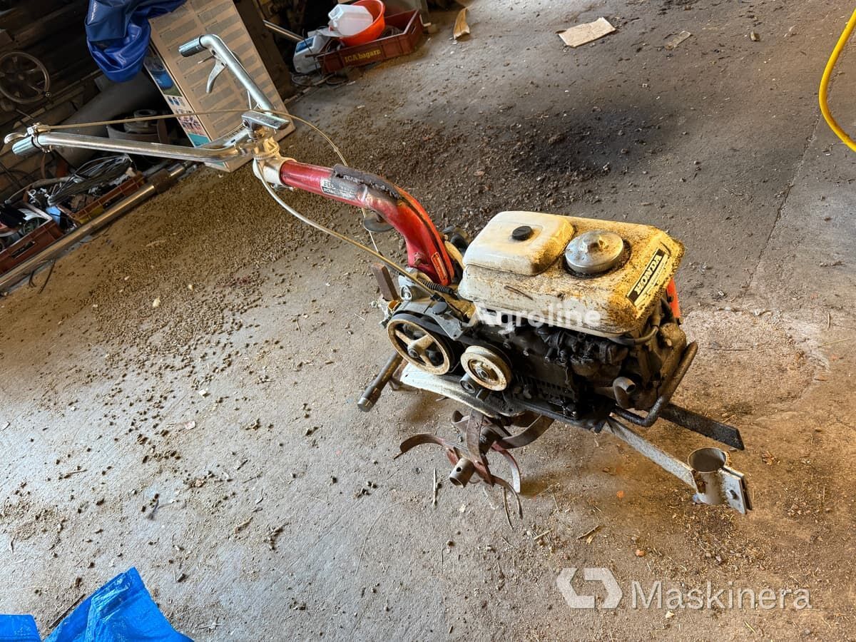 Prodaje se Honda F28C motornu kopačicu na aukciji