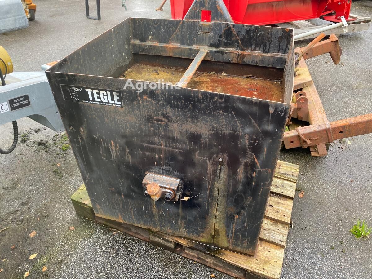 Prodaje se Tegle lodd protivtežu traktora na aukciji