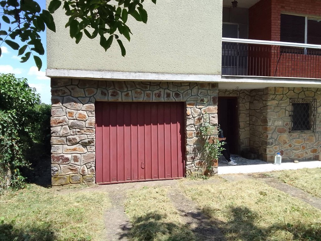 Kuca 200m2 na Banstolu