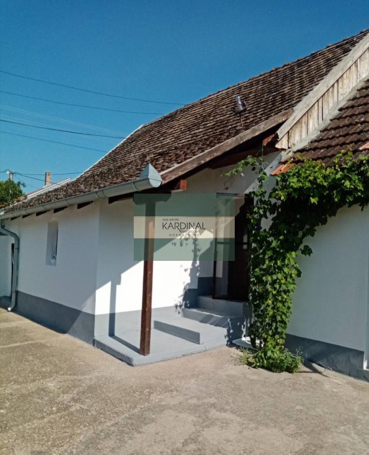 Renovirana kuća u centru sela Jazak!