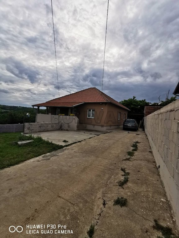 Kragujevac, naselje Petrovac - kuća 144 m2, plac 669 m2