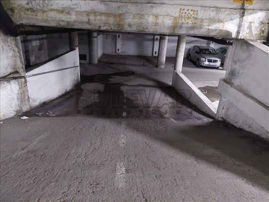 Izdaje se parking mesto u podzemnoj garaži na kej