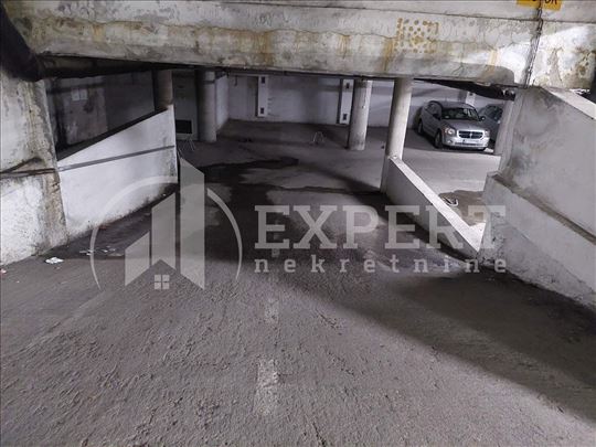 Izdaje se parking mesto u podzemnoj garaži na kej