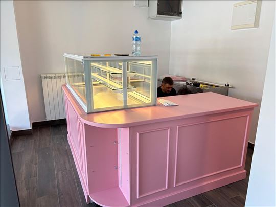 Kompletan Stand + rashladna vitrina & sto