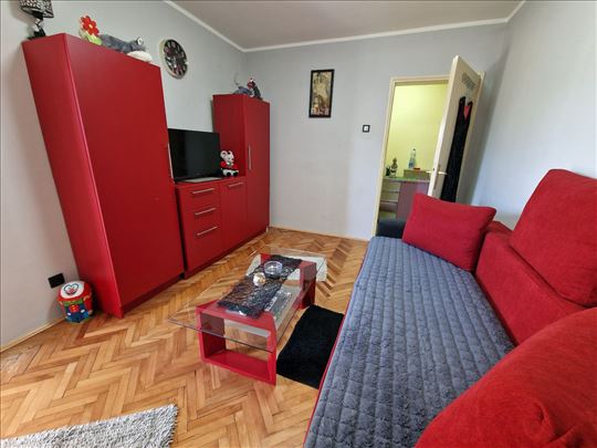 Dvosoban stan sa garažom i podrumom