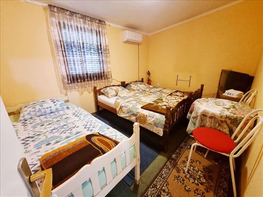 Trosoban stan sa stvarima