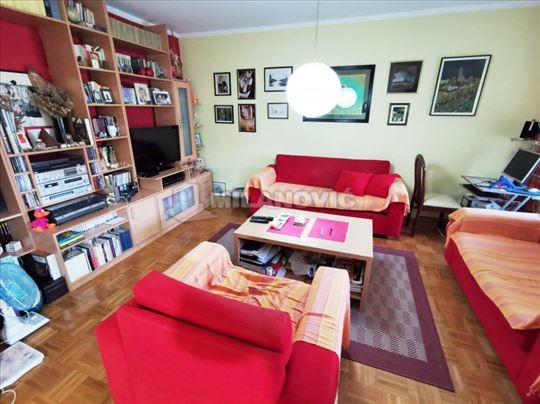 Komforan trosoban stan u strogom centru