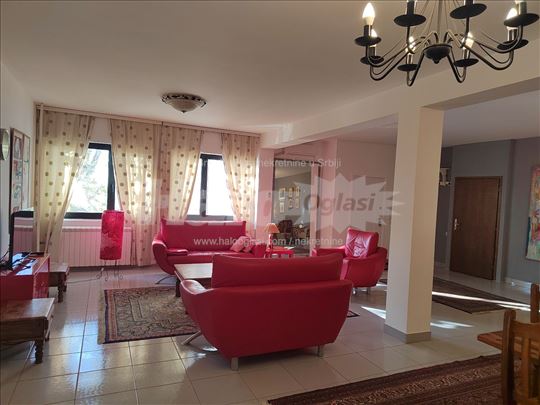 Luksuzan stan 180m2
