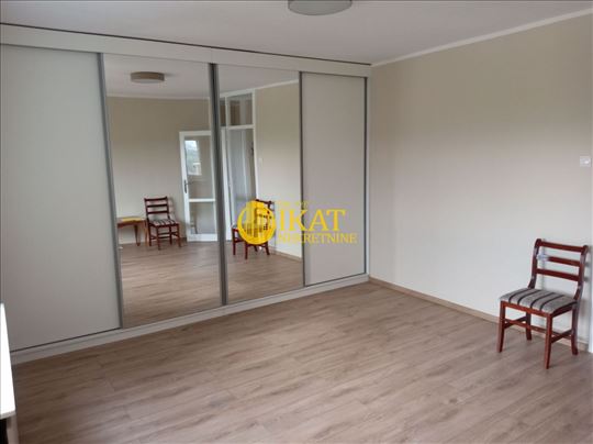 Julino brdo, 50 m² polunamešten stan