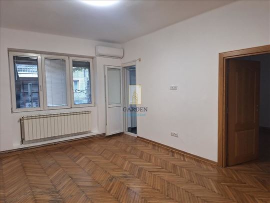 Karađorđev trg, može kao poslovni prostor