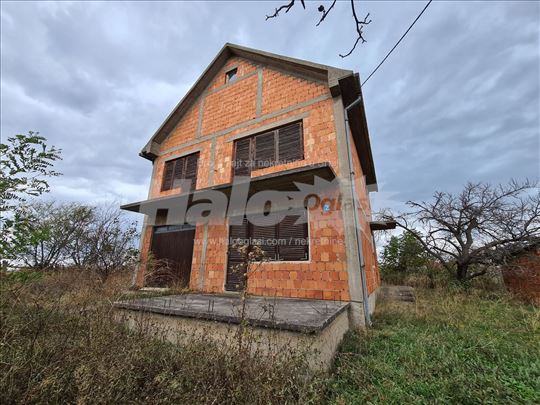 Kuća sa zemljištem