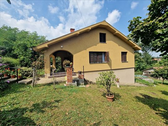 Seoska kuća na većem placu