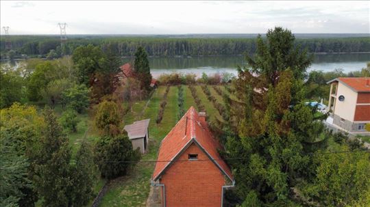 Krčedin vikendica 60m2 na placu 25ar, Hitno!