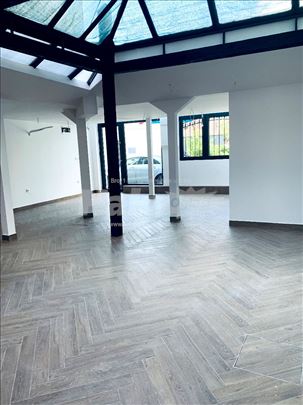 Poslovni prostor 200 (100/100) m2 na Starom gradu