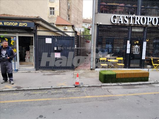 izdajem prostor 100 m2 + sopstveno dvoriste centar