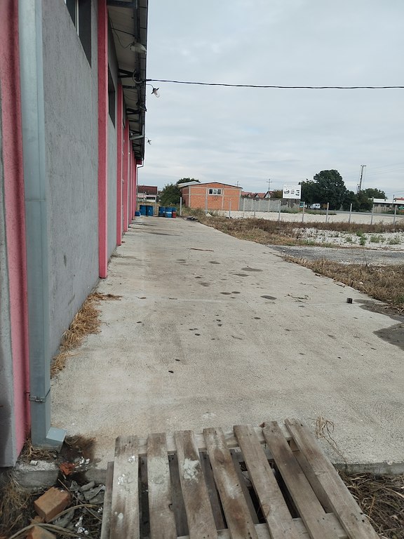 Halo 500 m2 batajnica put za ugrinovce 2.700 €