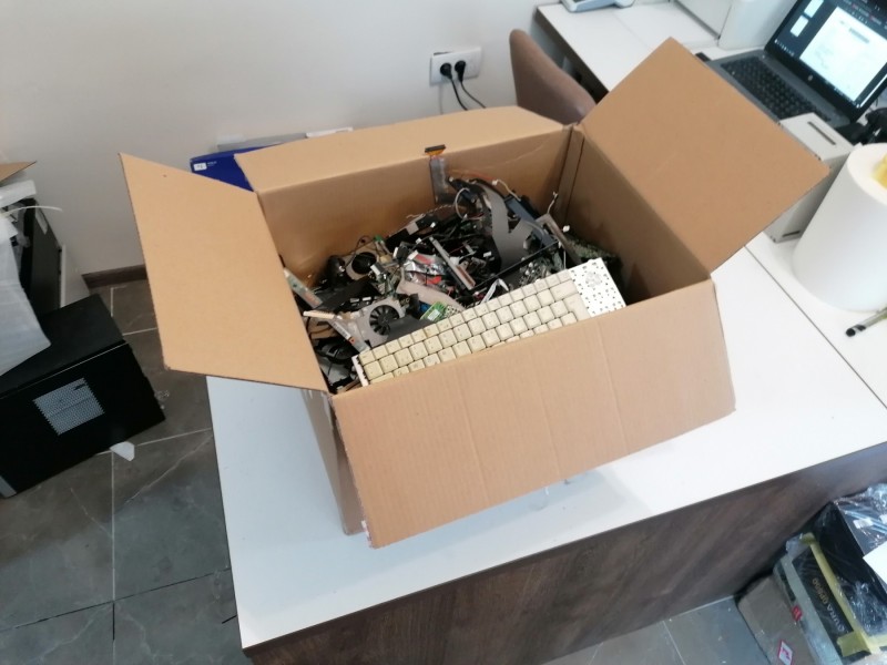 sve po 99din lot delova za laptop 10kg br2