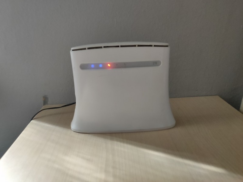 Zte ruter na karticu,4G,povoljno,ispravan sa adapterom.