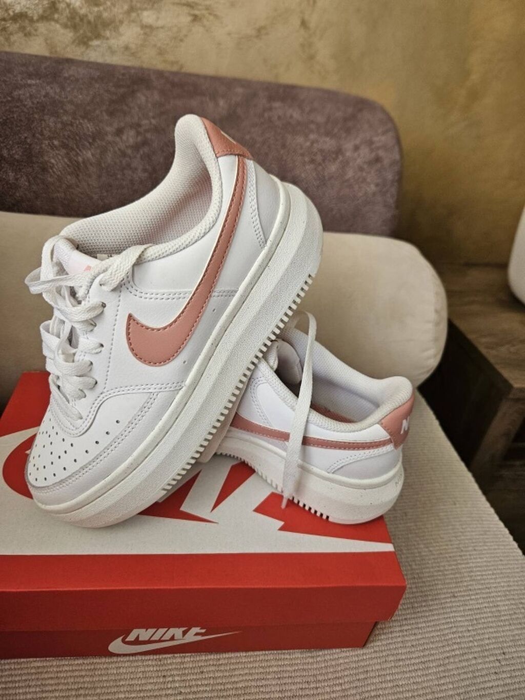 Nike ženske patike – model inspirisan Air Force siluetom Idealne za