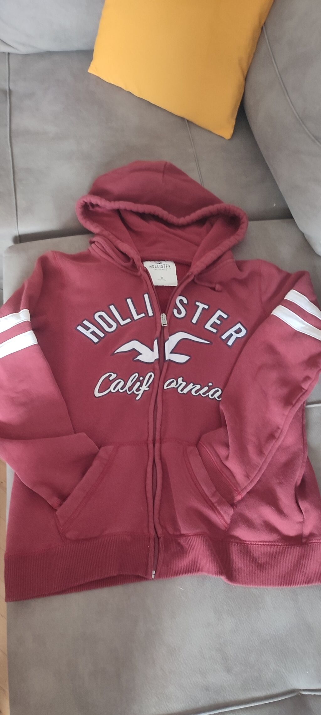 Holister gornji dio S 500 din deblji.Trenerka sa slovima,kao nova i