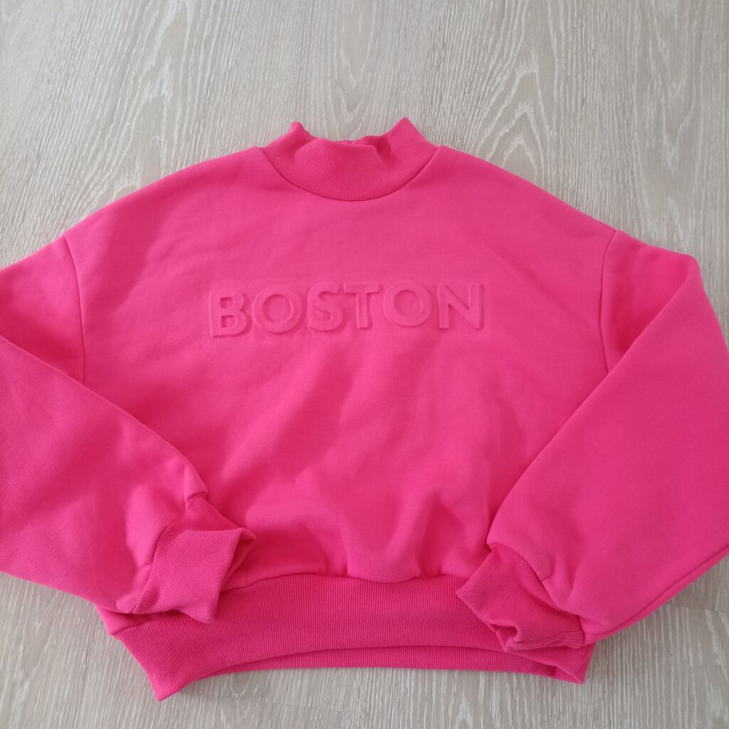 Neonski roze duks “BOSTON” - Model: klasičan crewneck kroj sa blago