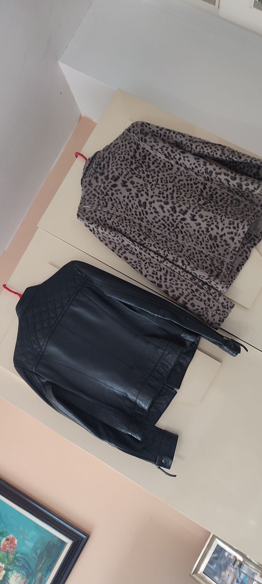 Kozna jakna kao nova 6000 din.Animal print cista runska vuna
