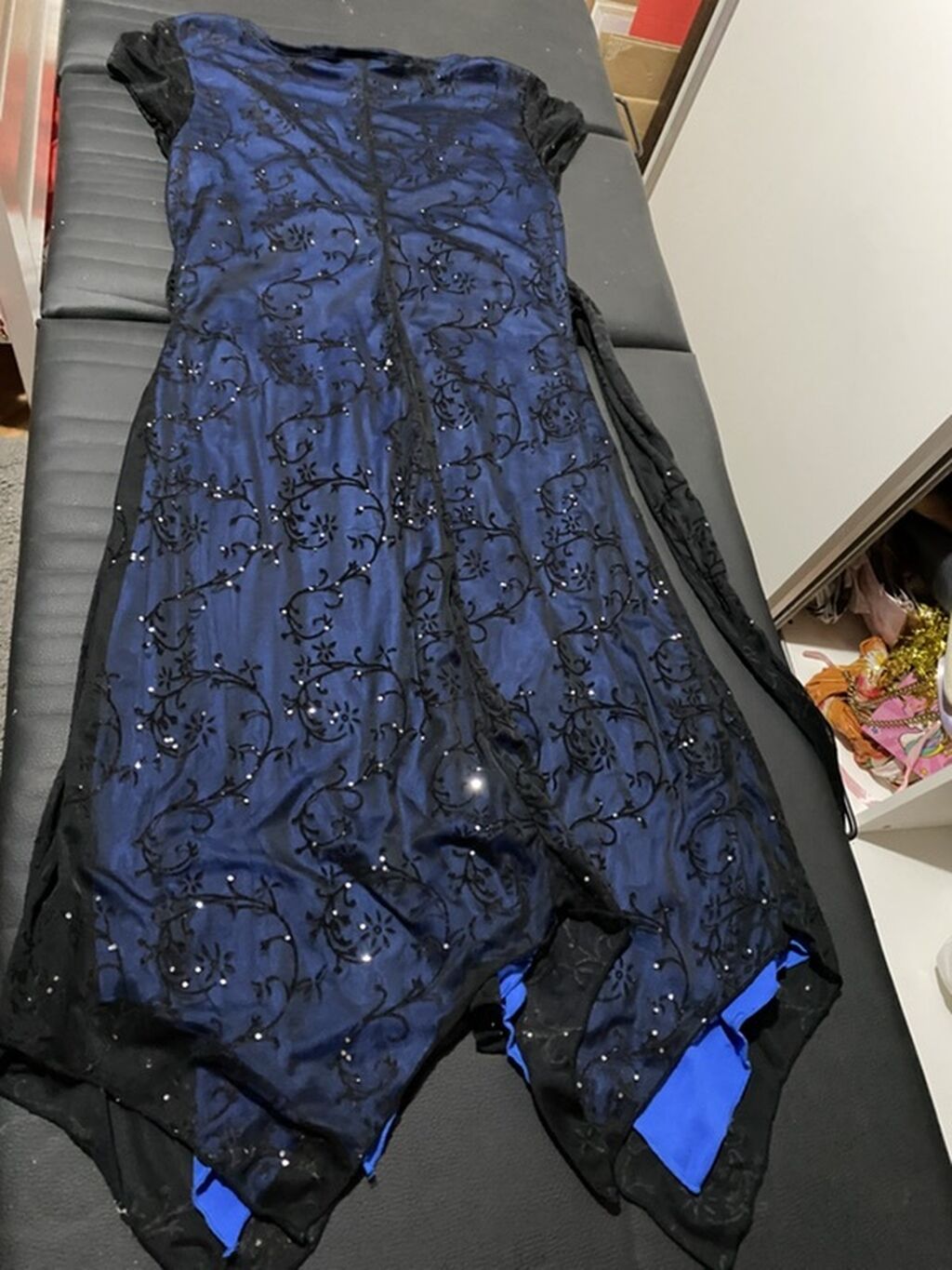 Haljina “Studio 1940” – elegantna, tamnoplava/safirno plava podstava