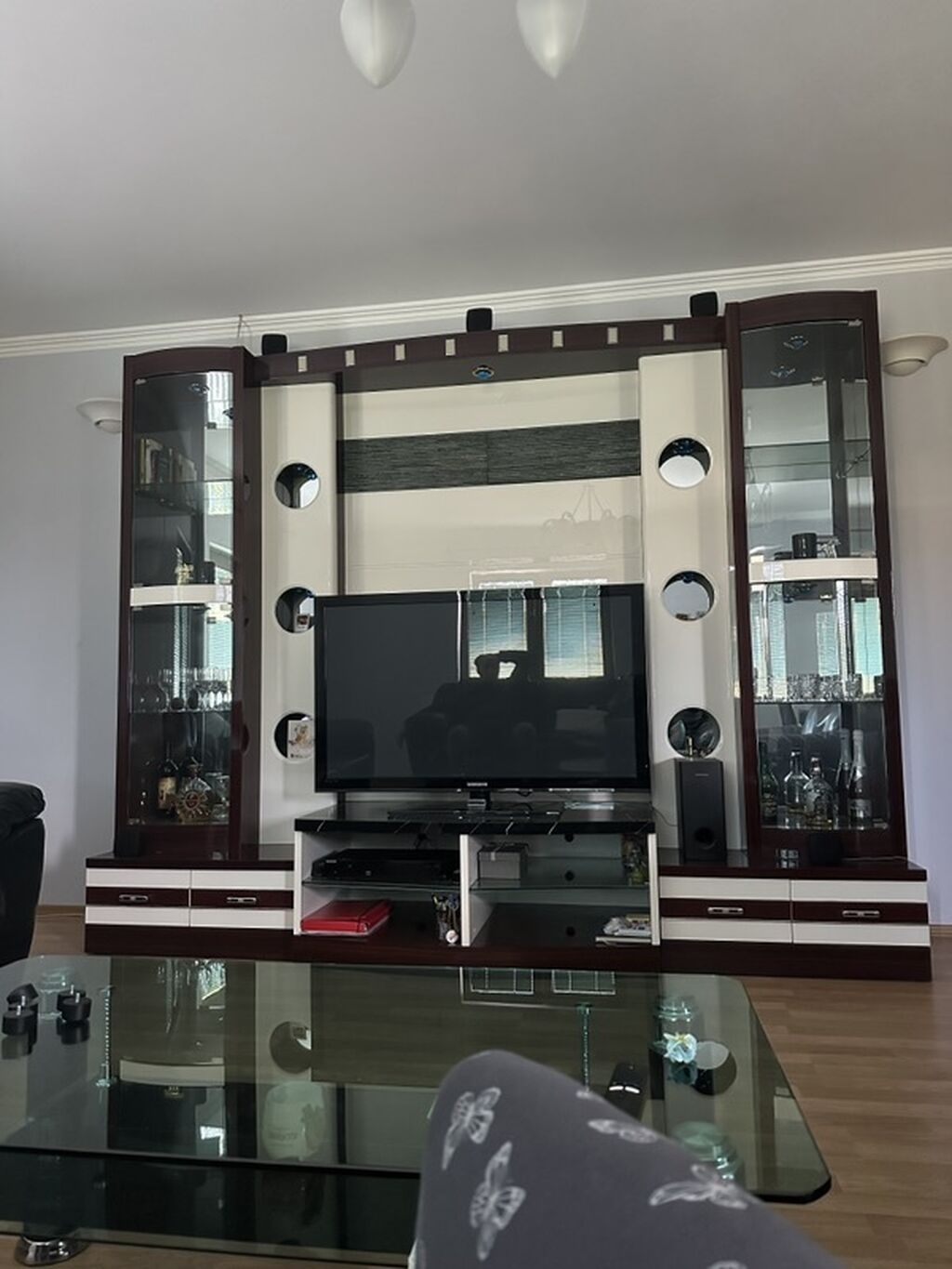 Moderan dnevni regalski set sa TV stalkom i vitrinama - Komplet