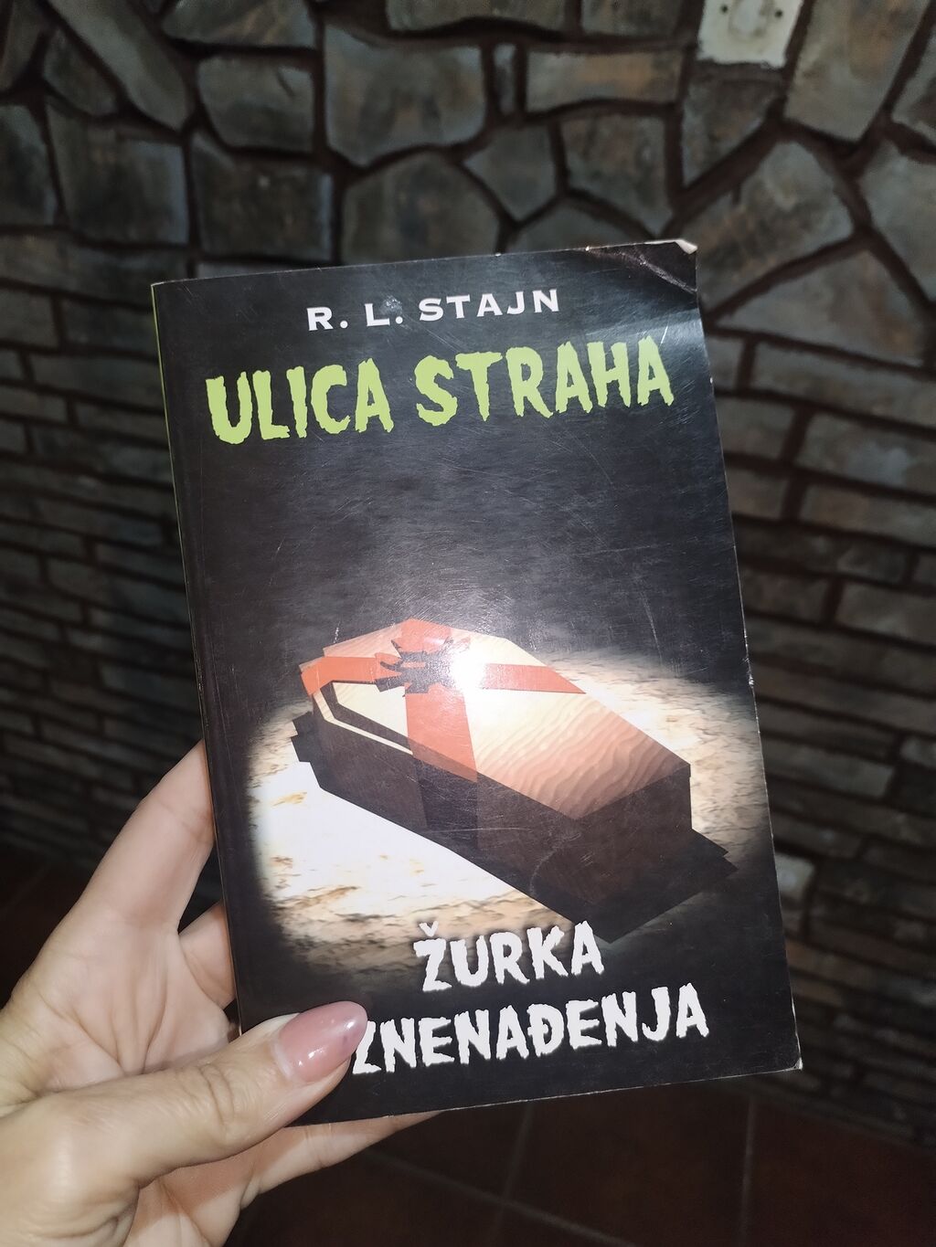Knjiga na slici je "Žurka iznenađenja" (engl. "The Surprise Party") R