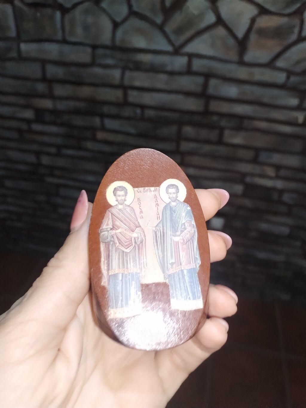 Ikona prikazuje svete Kozmu i Damjana