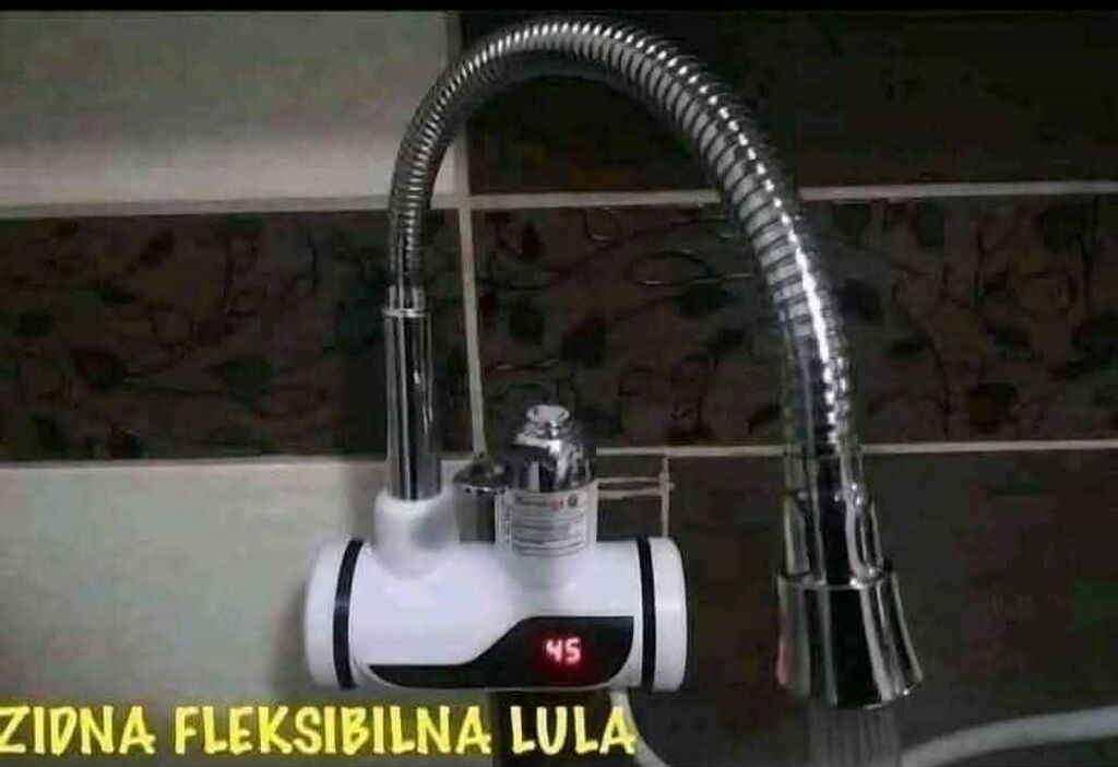 Električni protočni bojler–slavina sa zidnom fleksibilnom lulom. -